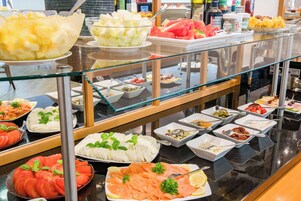 Pequeno-almoço tipo buffet diário mediante uma taxa