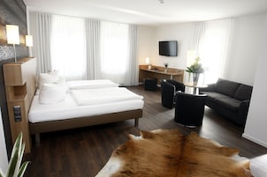 Roupa hipoalergénica, edredões de penas, minibar, cofre no quarto