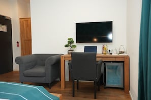 Quarto duplo | Roupas de cama antialérgicas, individualmente mobiliados, escrivaninha