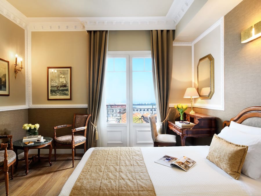 Roupa de alta qualidade, minibar, cofre no quarto, secretária