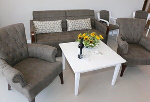 Hod Room with Balcony | Sala | TV de ecrã plano 