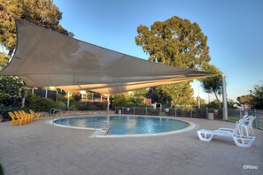 Piscina interior, espreguiçadeiras 