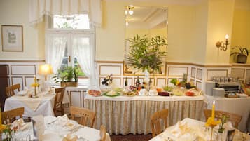 Café da manhã com buffet todos os dias (EUR 15 por pessoa)