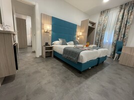 Quarto família, quartos conectados | Escrivaninha, Wi-Fi de cortesia, roupa de cama