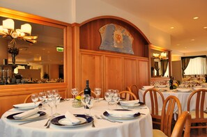 Café da manhã com buffet grátis todos os dias