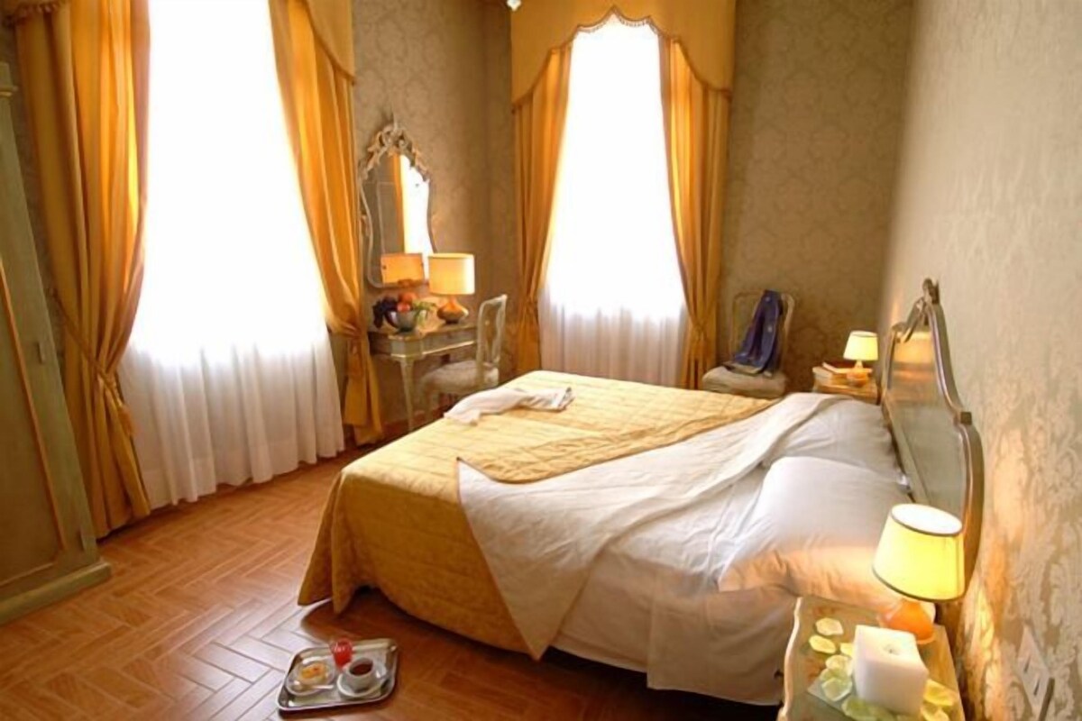 Minibar, cofre no quarto, secretária, quartos insonorizados 