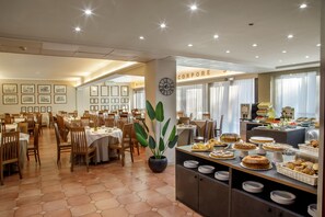 Pequeno-almoço continental diário (5 EUR por pessoa) 