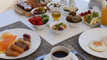 Pequeno-almoço tipo buffet diário mediante uma taxa