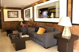 Área de estar no saguão