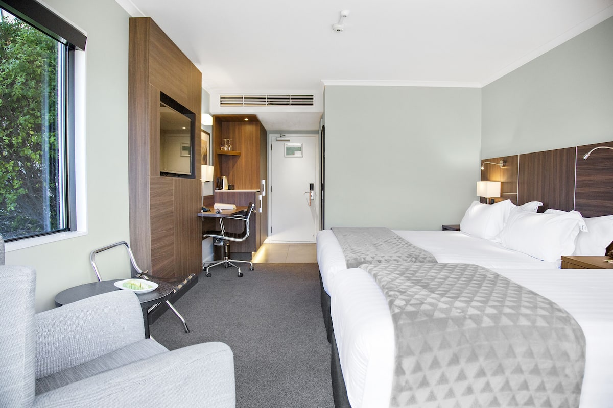 Cofres nos quartos, escrivaninha, espaço de trabalho para notebook