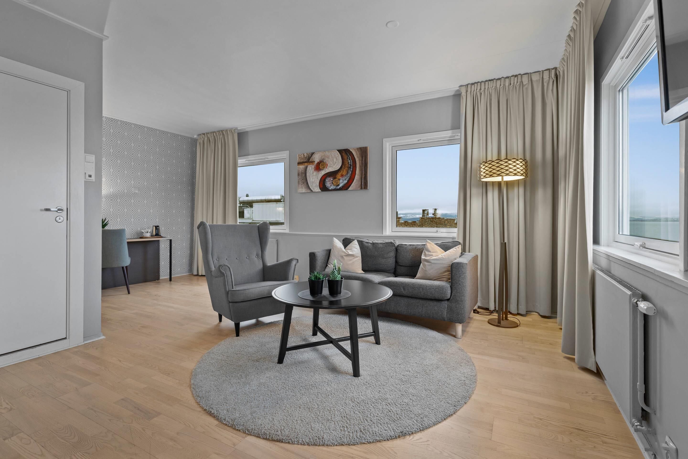 Quarto Duplo Superior, 1 cama de casal, não fumadores | Camas de colchão pillowtop, secretária, ferro/tábua de engomar 