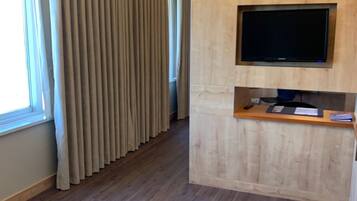 Quarto Deluxe, 1 cama queen-size | Sala de estar | TV de ecrã plano