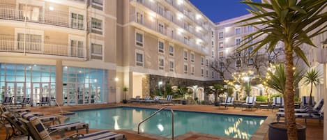 Piscina externa, guarda-sóis, espreguiçadeiras