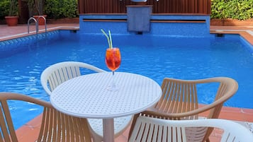 Piscina externa, funciona das 8h às 20h, espreguiçadeiras