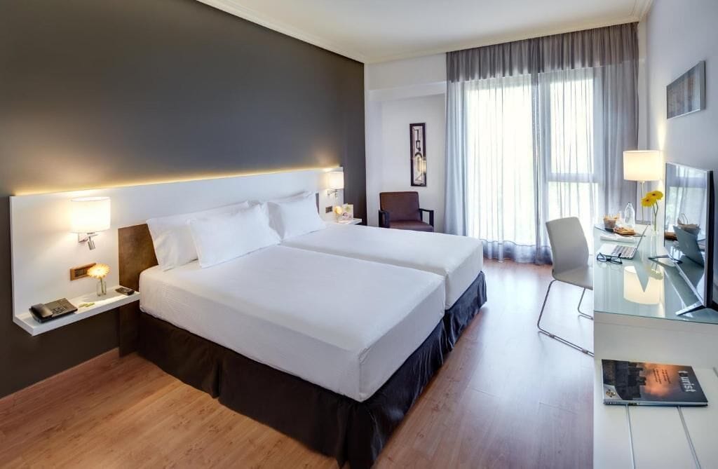Edredões de penas, minibar, cofre no quarto, secretária 