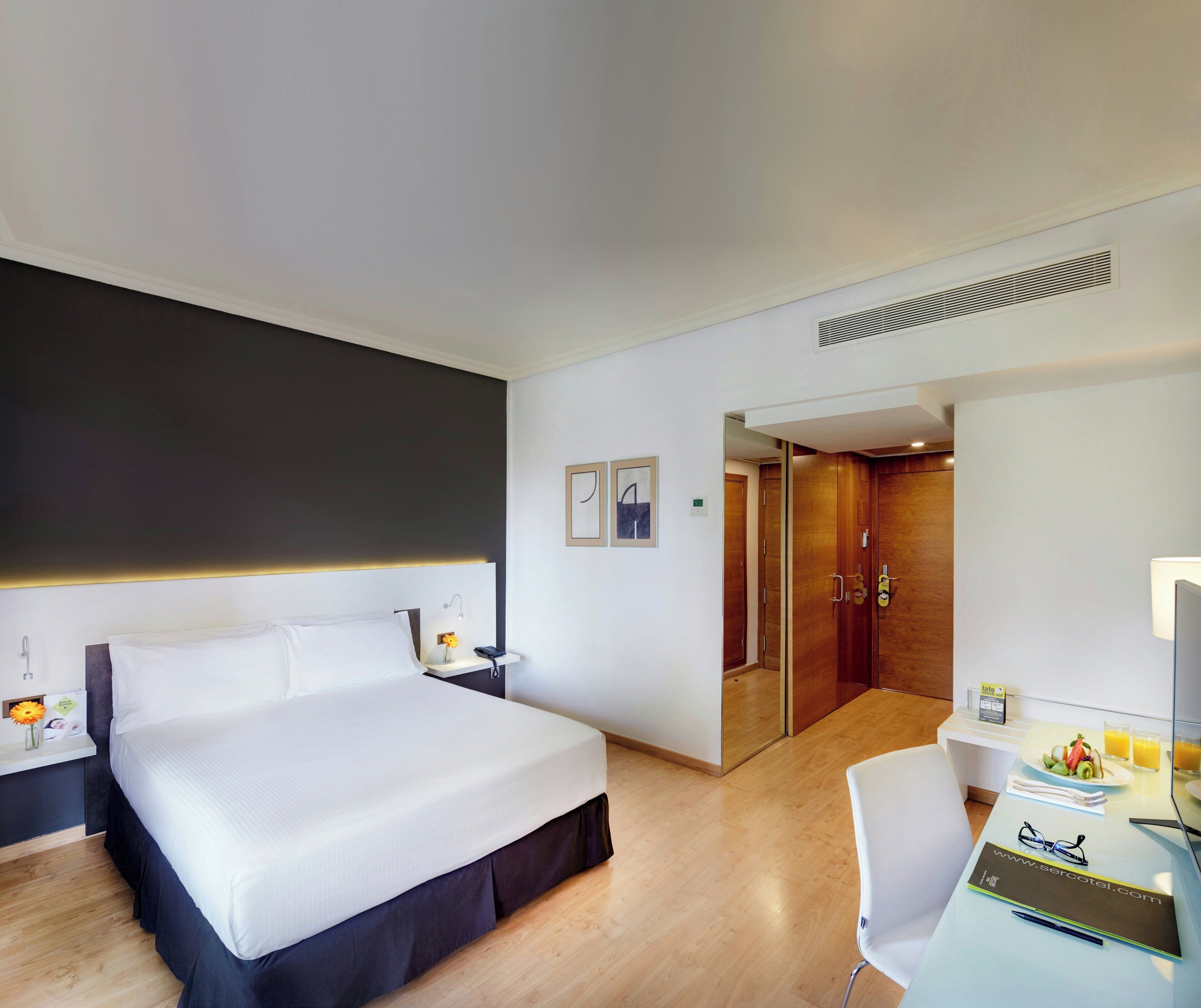 Quarto Clássico | Edredões de penas, minibar, cofre no quarto, secretária 