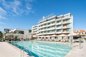 Piscina exterior, guarda-sóis, espreguiçadeiras