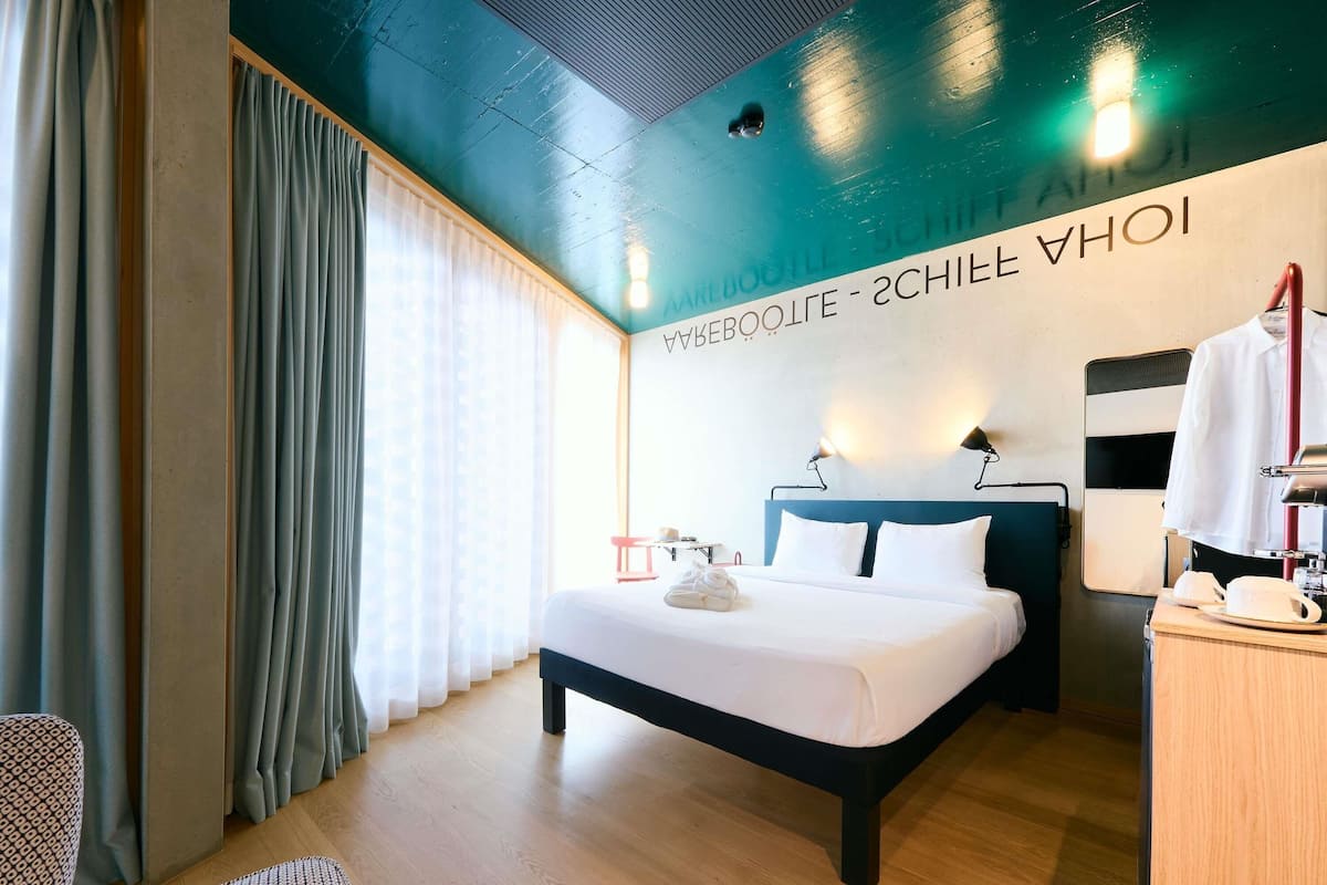 Quarto executivo, 1 cama de casal | Roupas de cama premium, cofres nos quartos, cortinas blackout