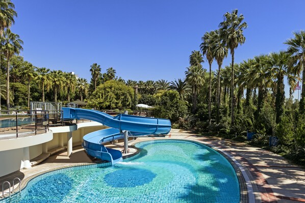 Piscina exterior, guarda-sóis, espreguiçadeiras 