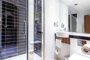 Um polibã, artigos de higiene ecológicos, um secador de cabelo