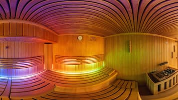 Uma sauna com paredes e bancos de madeira, um relógio e uma placa em alemão.