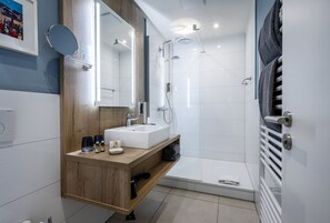 Quarto Duplo Empresarial | Casa de banho | Artigos de higiene ecológicos, um secador de cabelo, toalhas fornecidas