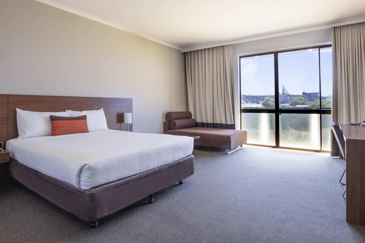 Quarto superior, 1 cama Queen | Cofres nos quartos, escrivaninha, espaço de trabalho para notebook