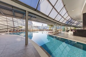 Piscina exterior, guarda-sóis, espreguiçadeiras 