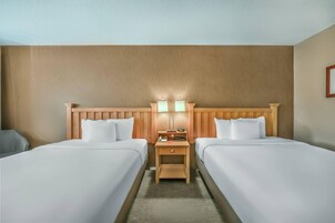 Quarto, 2 camas queen-size, não fumadores (Efficiency) | Roupa de alta qualidade, secretária, cortinas/cortinados opacos 