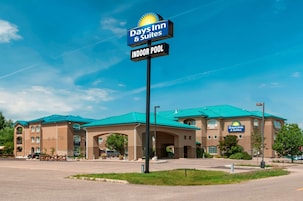 Edifício Days Inn & Suites com placa indicando piscina interna.