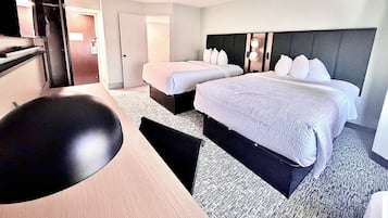 Quarto, 2 camas de casal, para não fumantes | Escrivaninha, cortinas blackout, ferros/tábuas de passar roupa