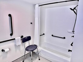 Quarto, 1 cama Queen, notificação para pessoas com deficiência auditiva, para não fumantes | Banheiro | Chuveiro/banheira combinados, produtos de toalete grátis