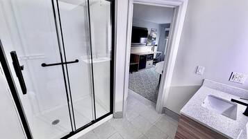 Quarto, 1 cama King, para não fumantes | Banheiro | Chuveiro/banheira combinados, produtos de toalete grátis