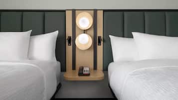 Quarto, 2 camas de casal, não fumadores | Secretária, cortinas/cortinados opacos, ferro/tábua de engomar
