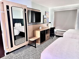 Quarto, 2 camas de casal, para não fumantes | Escrivaninha, cortinas blackout, ferros/tábuas de passar roupa