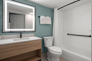 Quarto, 1 cama queen-size, não fumadores | Casa de banho | Uma combinação polibã/banheira, artigos de higiene pessoal grátis 