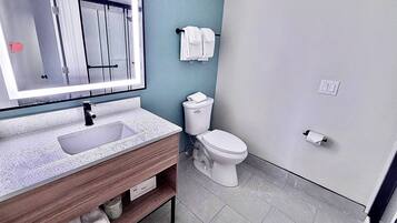 Quarto, 2 camas de casal, para não fumantes | Banheiro | Chuveiro/banheira combinados, produtos de toalete grátis