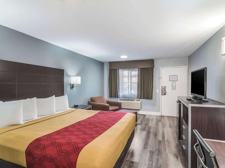 Quarto standard, 1 cama King, para não fumantes | Escrivaninha, cortinas blackout, ferros/tábuas de passar roupa