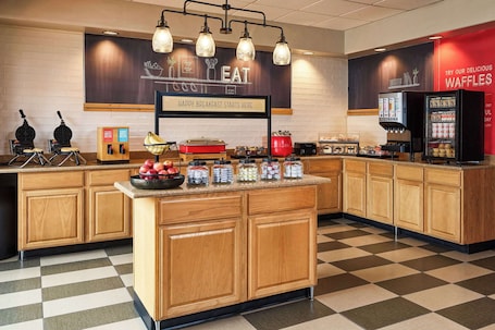 Café da manhã com buffet grÔtis todos os dias