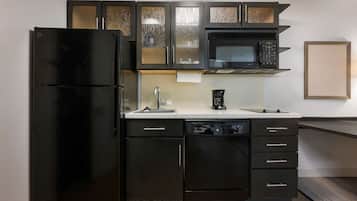 Um frigorífico, um micro-ondas, uma placa de cozinha