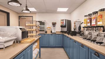 Café da manhã com buffet grátis todos os dias