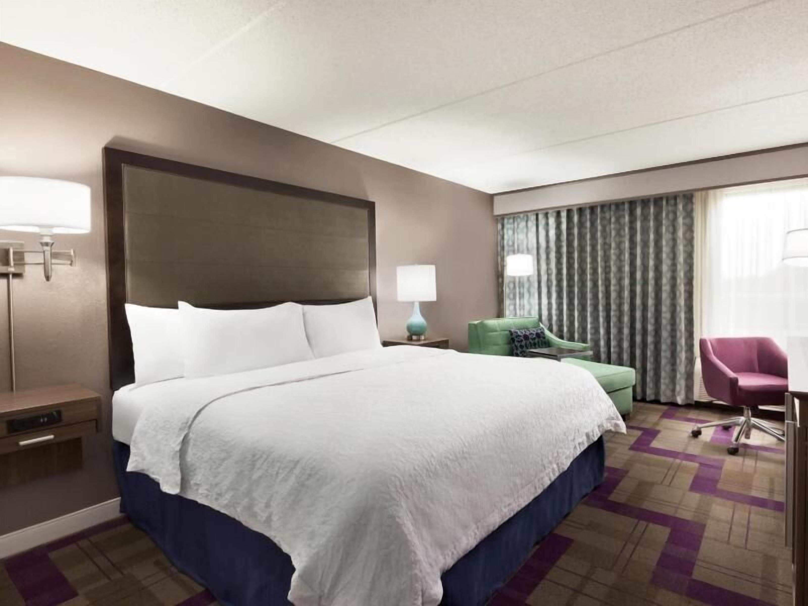 Cofres nos quartos, escrivaninha, espaço de trabalho para notebook