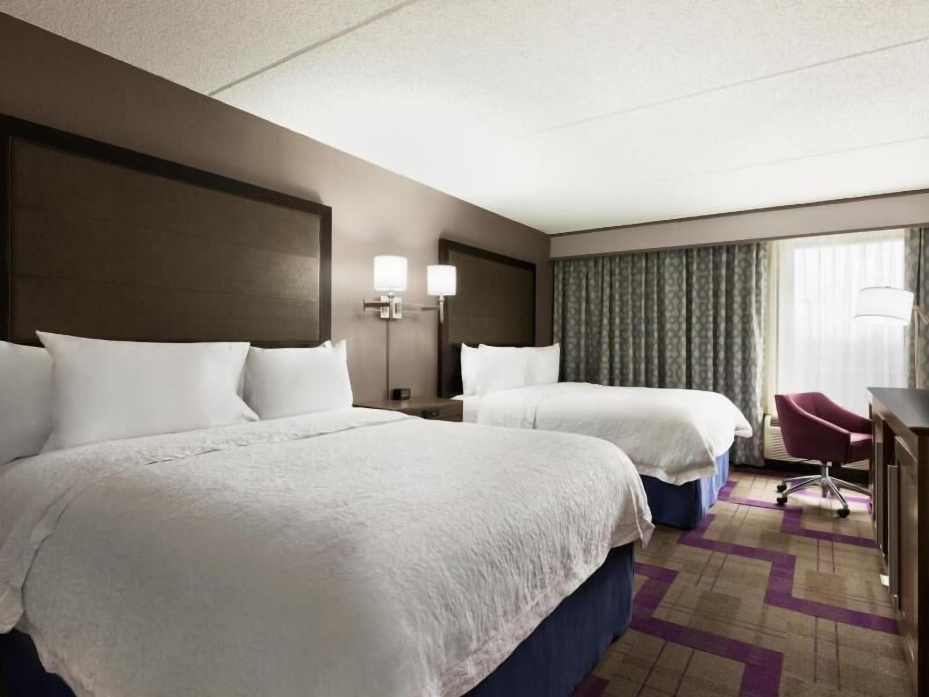 Cofres nos quartos, escrivaninha, espaço de trabalho para notebook