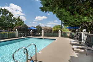 Piscina externa, funciona das 9h às 19h30, espreguiçadeiras