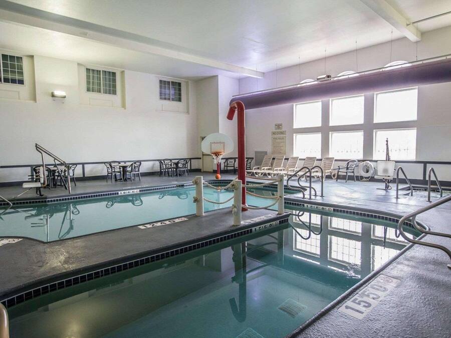 Piscina interna, espreguiçadeiras