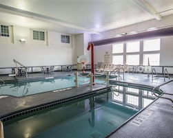 Piscina interior, espreguiçadeiras