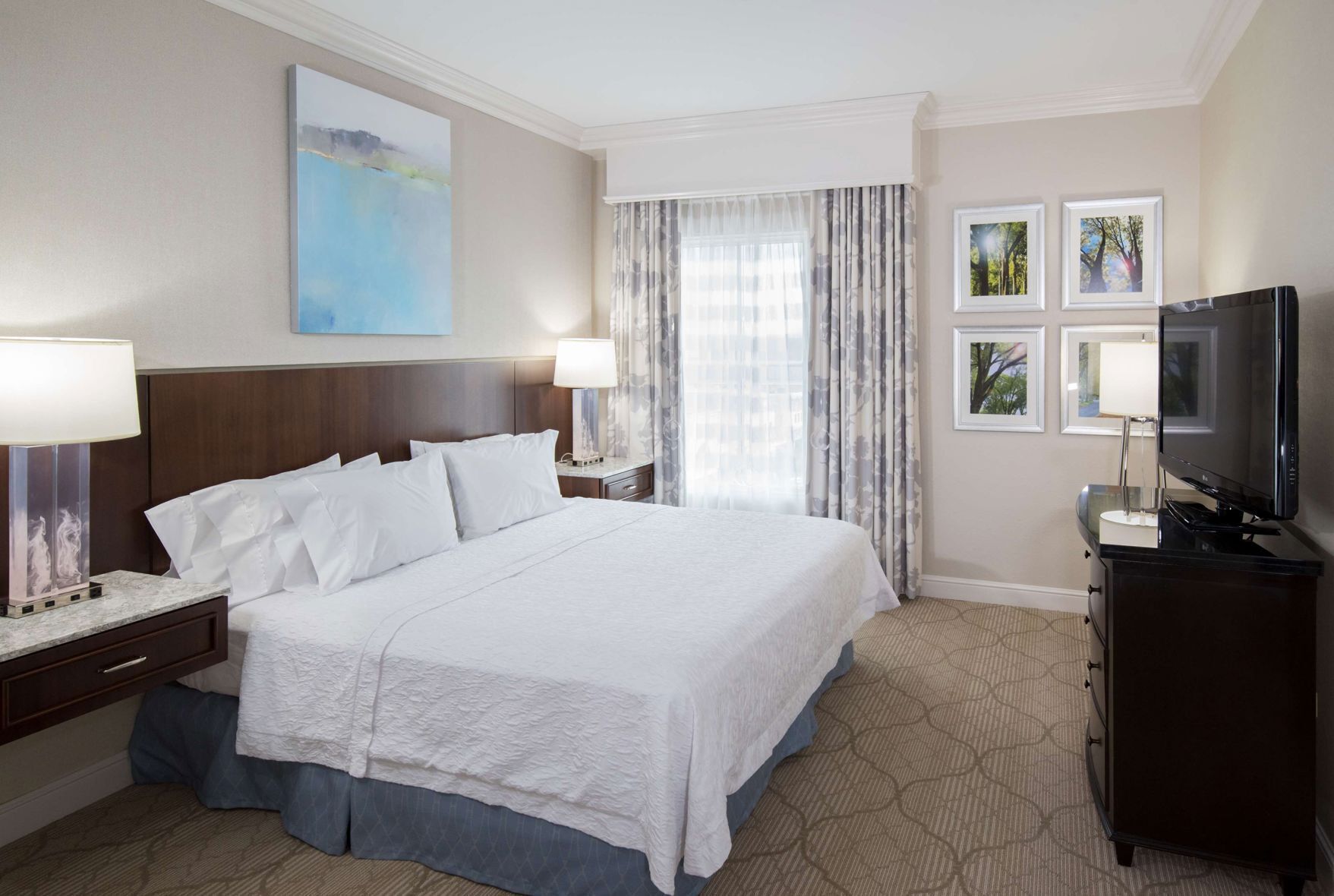 Cofres nos quartos, escrivaninha, espaço de trabalho para notebook