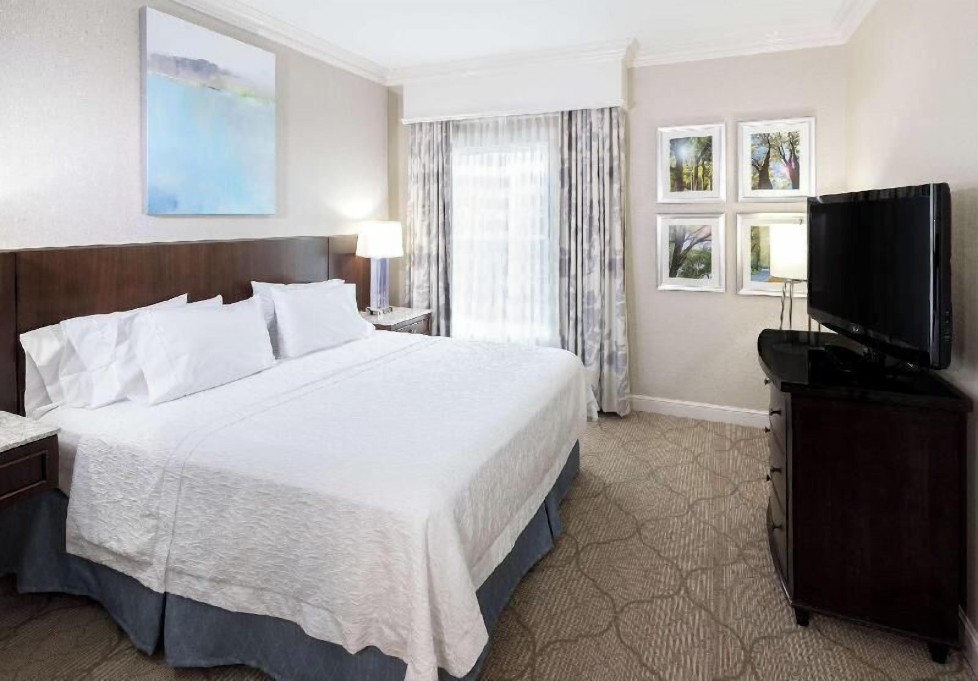 Cofres nos quartos, escrivaninha, espaço de trabalho para notebook