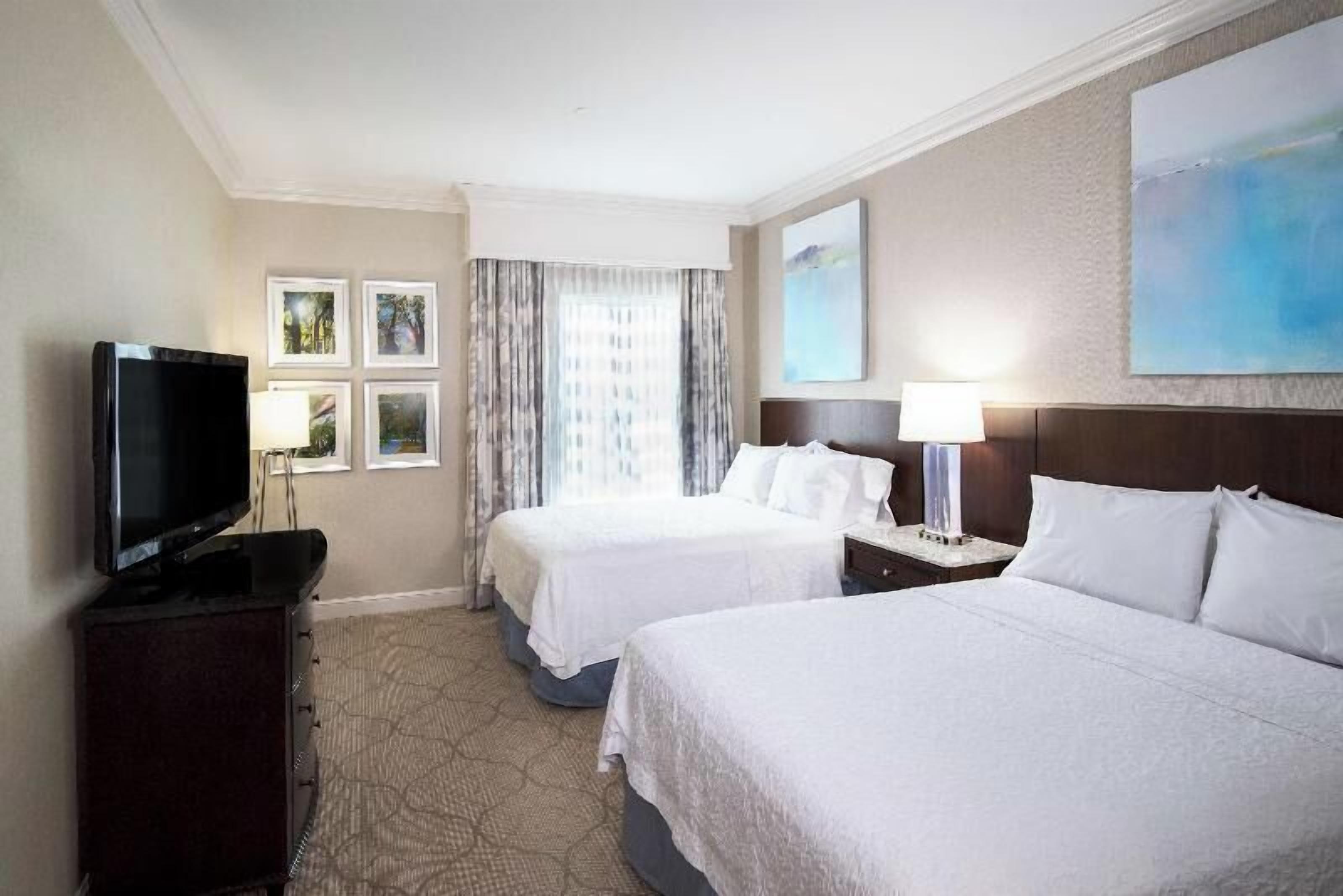 Cofres nos quartos, escrivaninha, espaço de trabalho para notebook