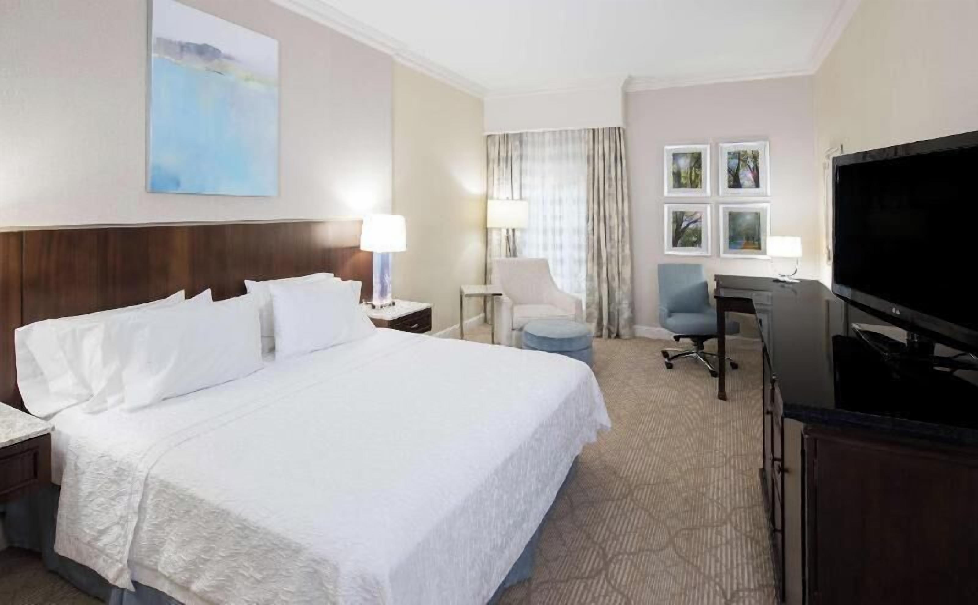 Cofres nos quartos, escrivaninha, espaço de trabalho para notebook